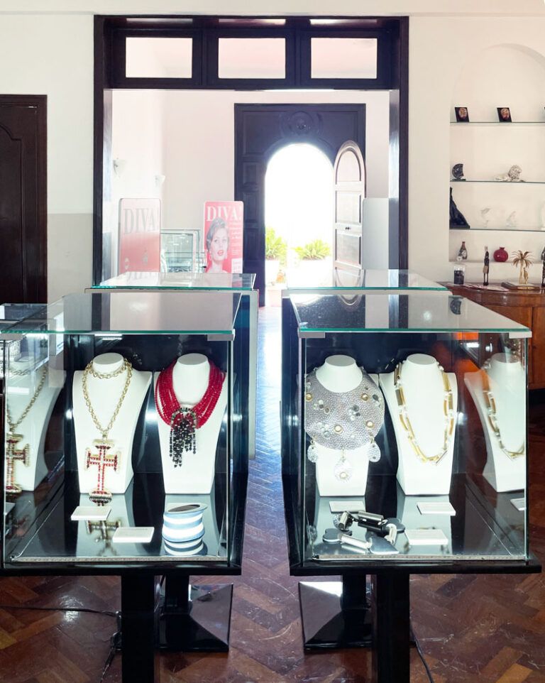 Also in Angola "Diva! Italian Glamour in Fashion Jewellery" • POLI.design