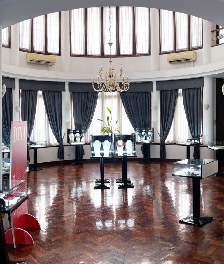 Also in Angola "Diva! Italian Glamour in Fashion Jewellery" • POLI.design